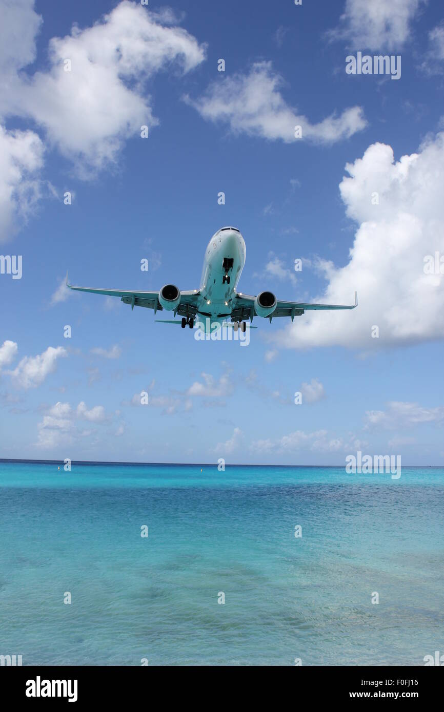 Landing plane over beach hi-res stock photography and images - Alamy