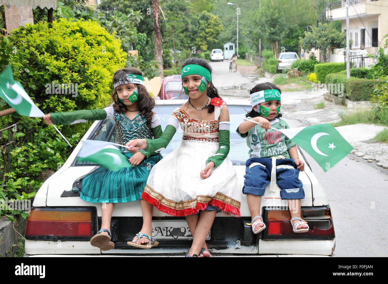 Islamabad, Pakistan. 14th Aug, 2015. Pakistani girls wave national ...