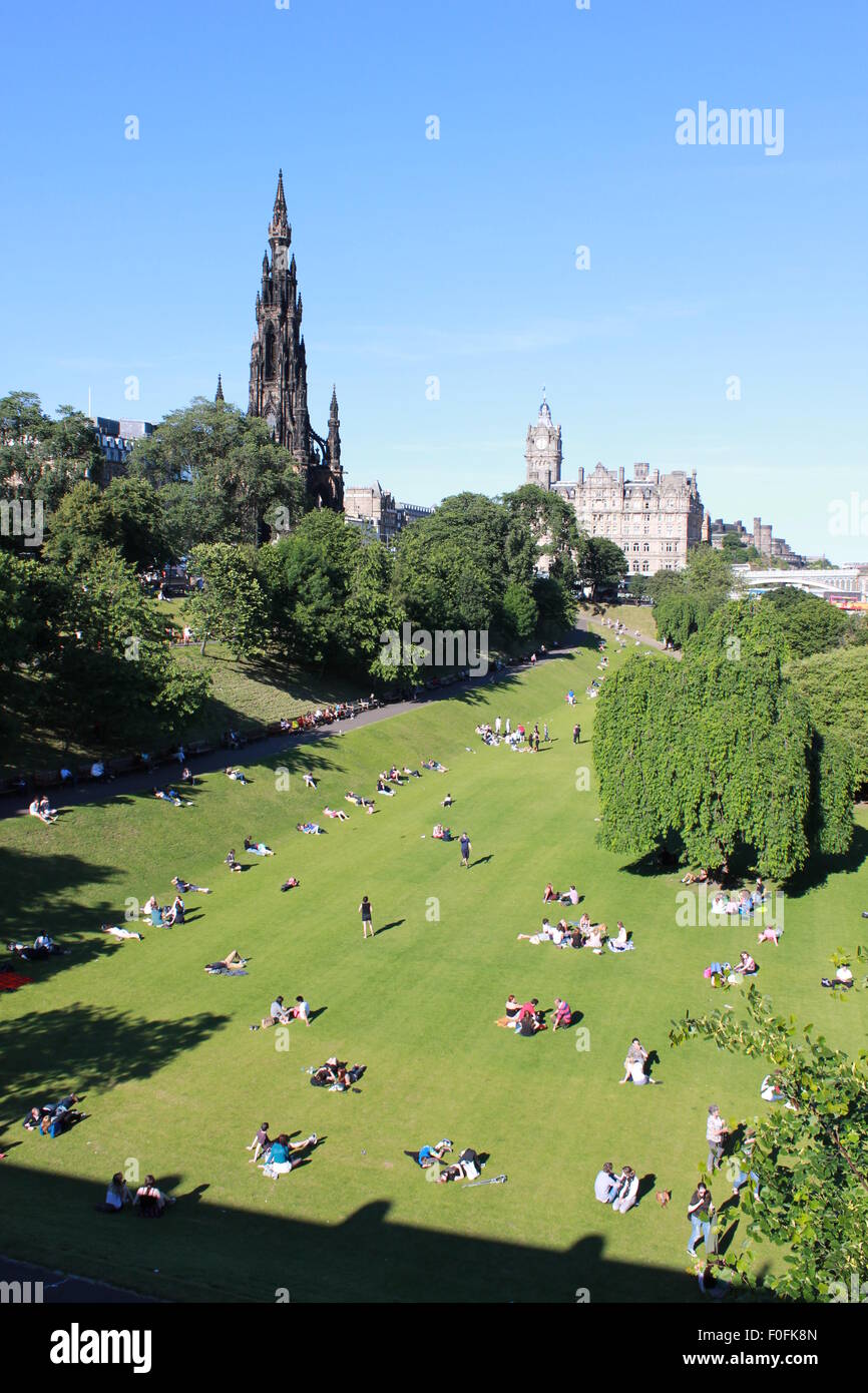 People enjoying sun in the park during a sunny Edinburgh day Stock ...