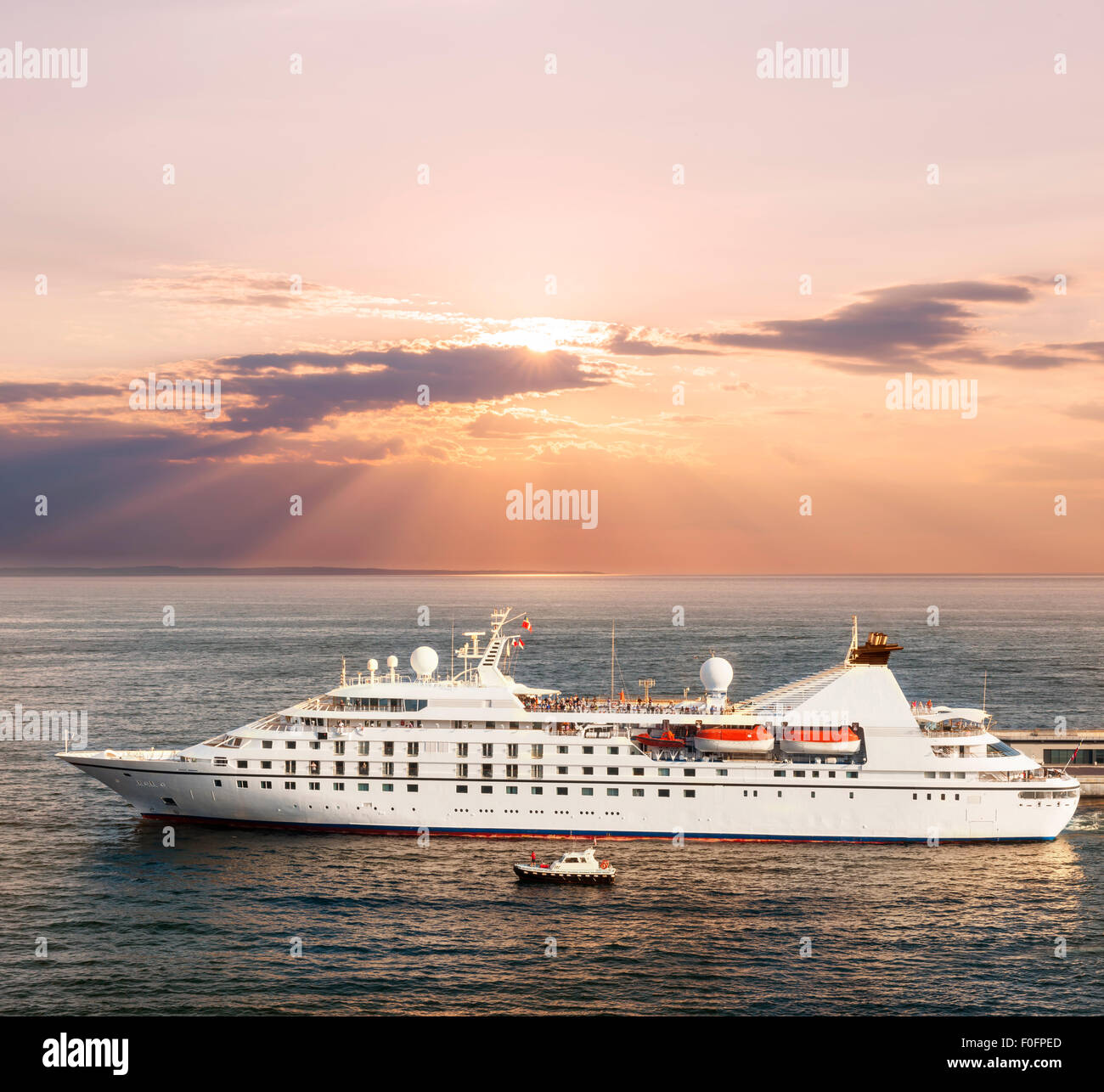 Cruises ships boat boats vessel vessels hi-res stock photography and ...