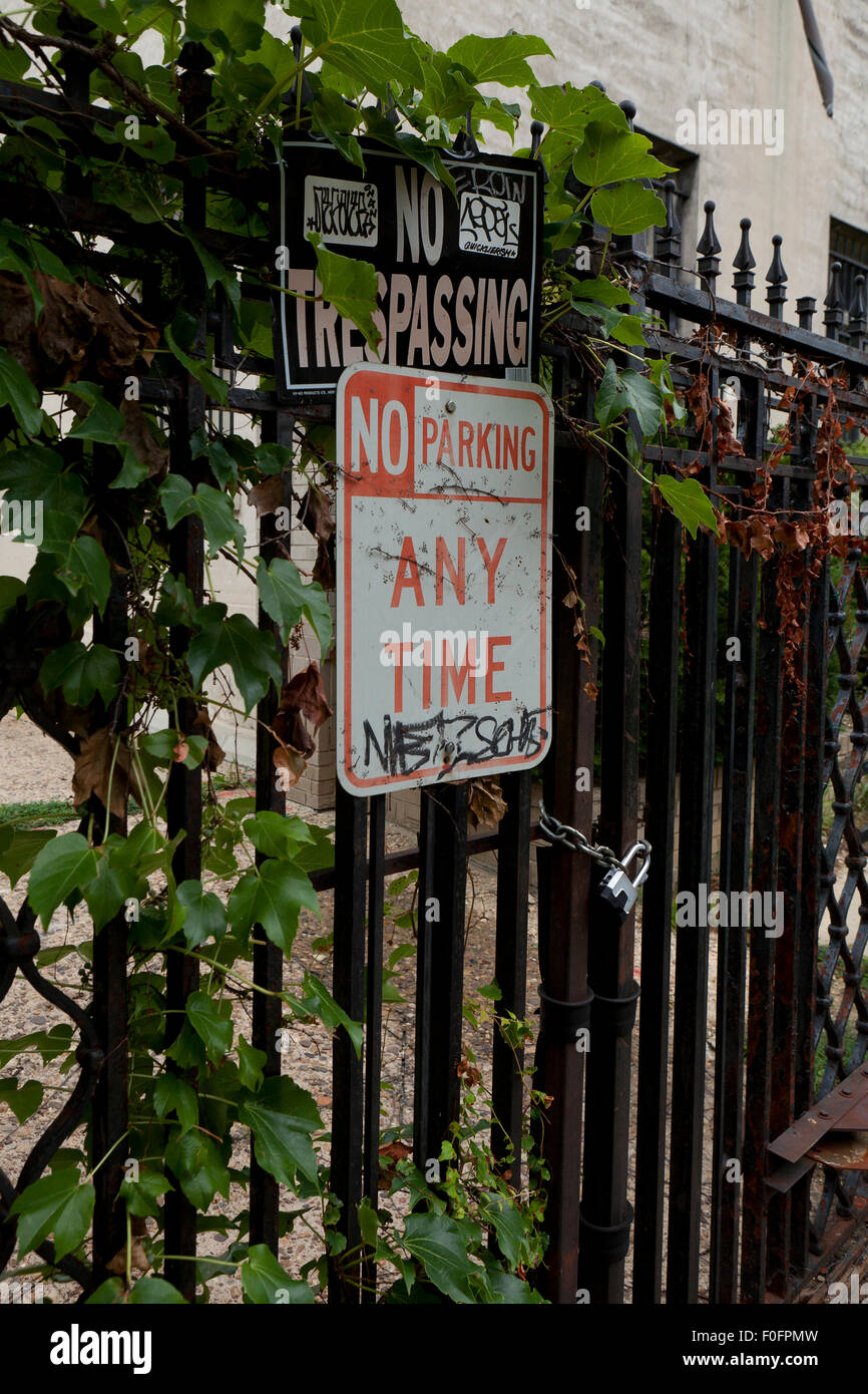 No trespassing, No parking signs on fence - USA Stock Photo - Alamy
