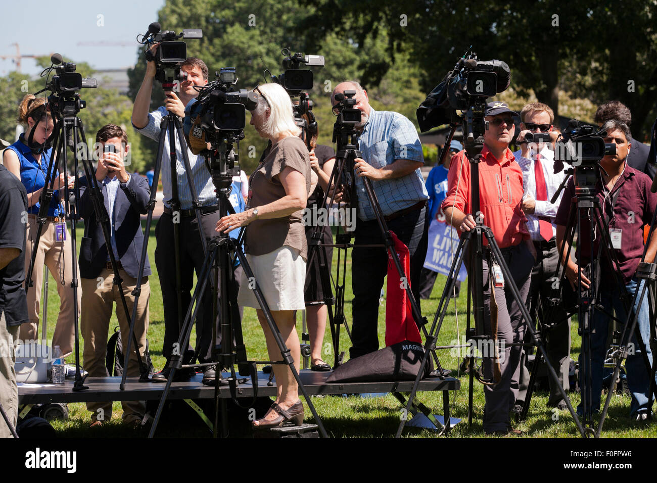 Tv reporter outdoor hi-res stock photography and images - Alamy
