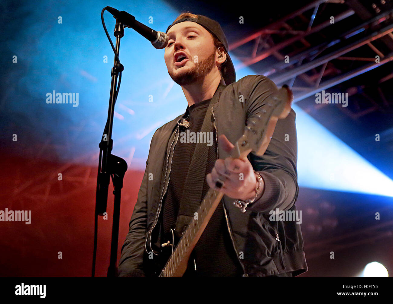 James arthur stage hi-res stock photography and images - Alamy