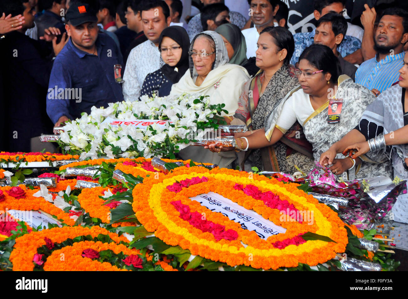 Dhaka, Bangladesh. 15th Aug, 2015. Bangladeshi people pay homage to ...