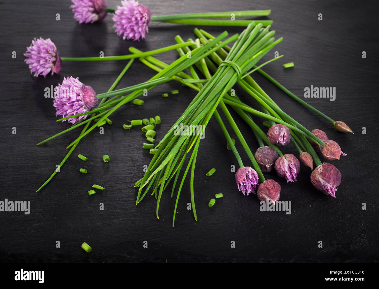 Fresh green chive on black background. Top view Stock Photo - Alamy