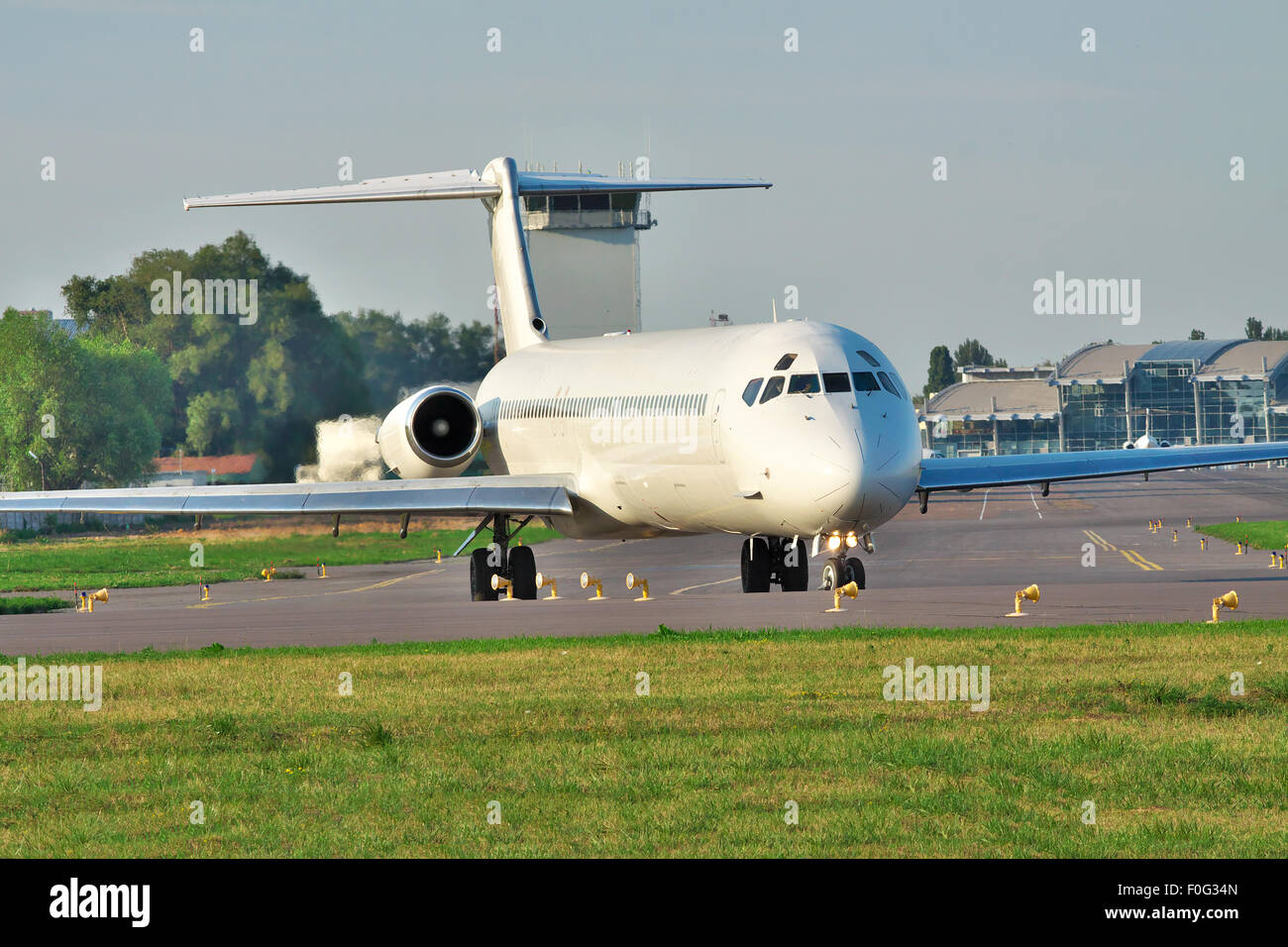 Taxiing white passenger jet hi-res stock photography and images - Alamy