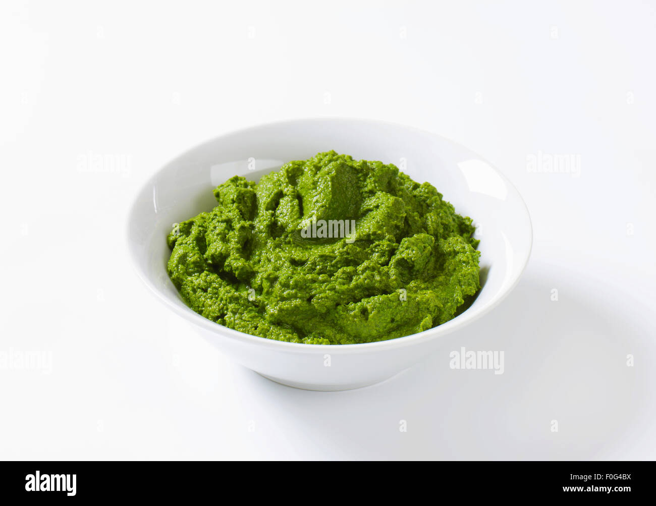 Bowl of homemade spinach puree Stock Photo - Alamy