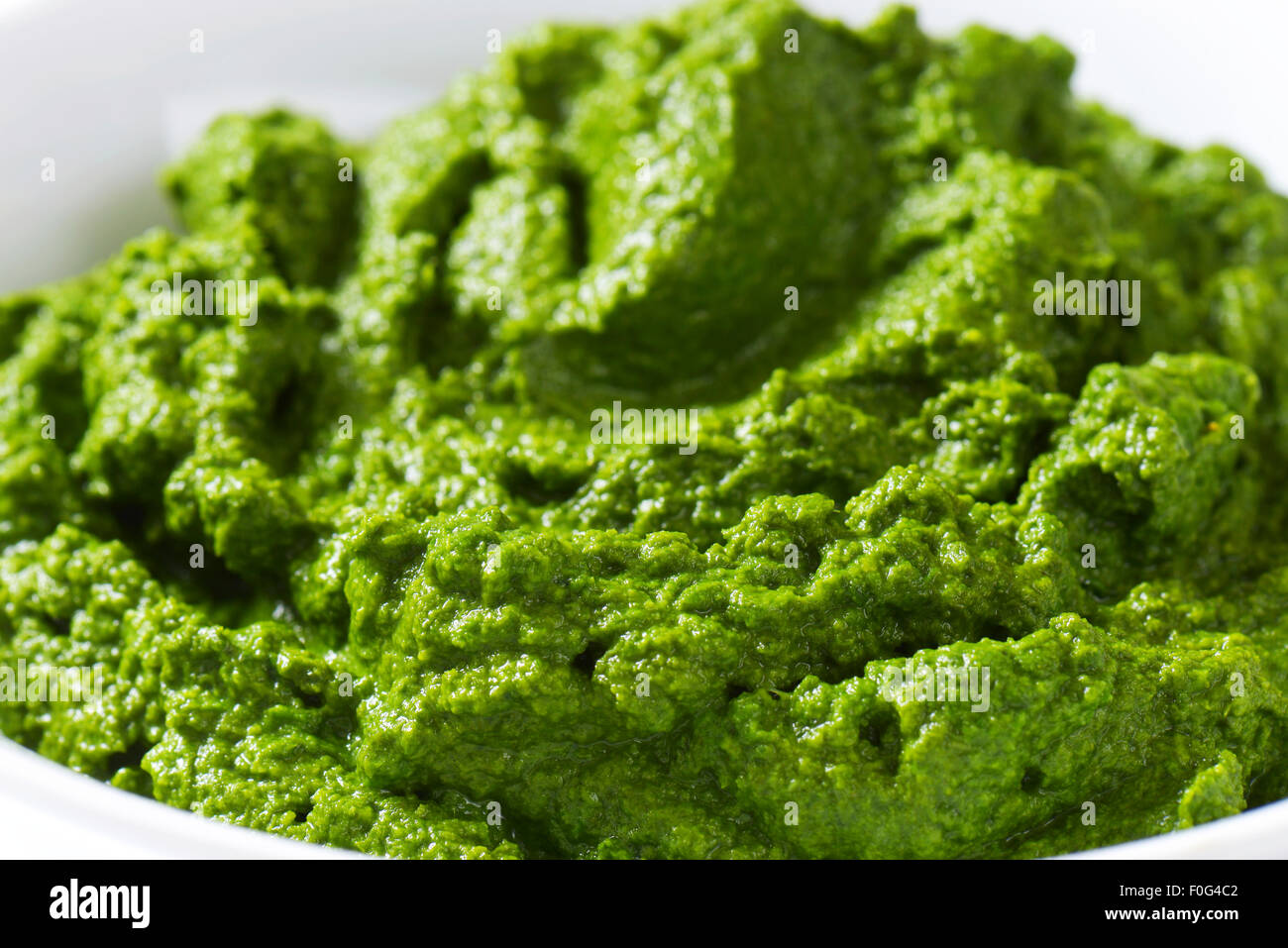 Bowl of homemade spinach puree Stock Photo - Alamy