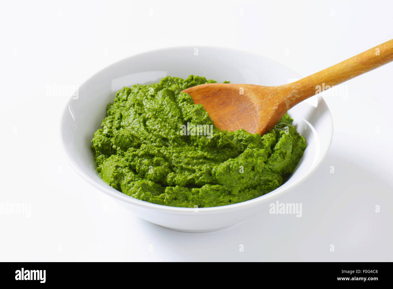 Bowl of homemade spinach puree Stock Photo - Alamy