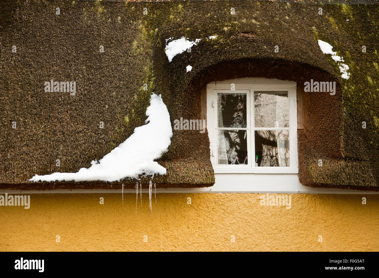 winter cottage window thatch Stock Photo - Alamy