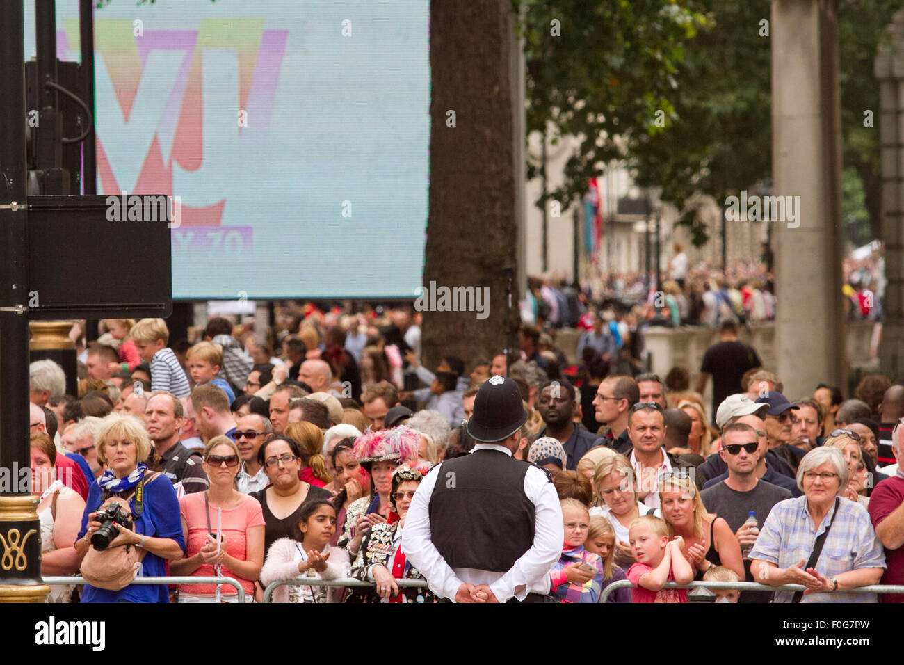 Westminster, London, UK. 15th Aug, 2015. Large crowds watch the ...