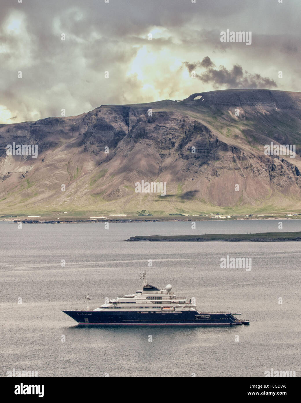Paul allen yacht octopus hi-res stock photography and images - Alamy