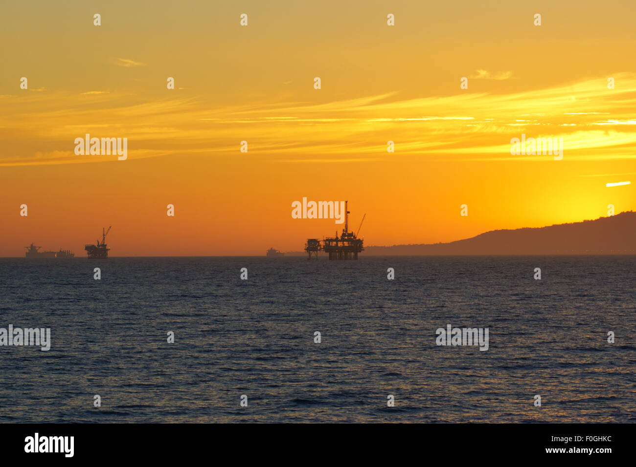 Oil rig sunset hi-res stock photography and images - Alamy