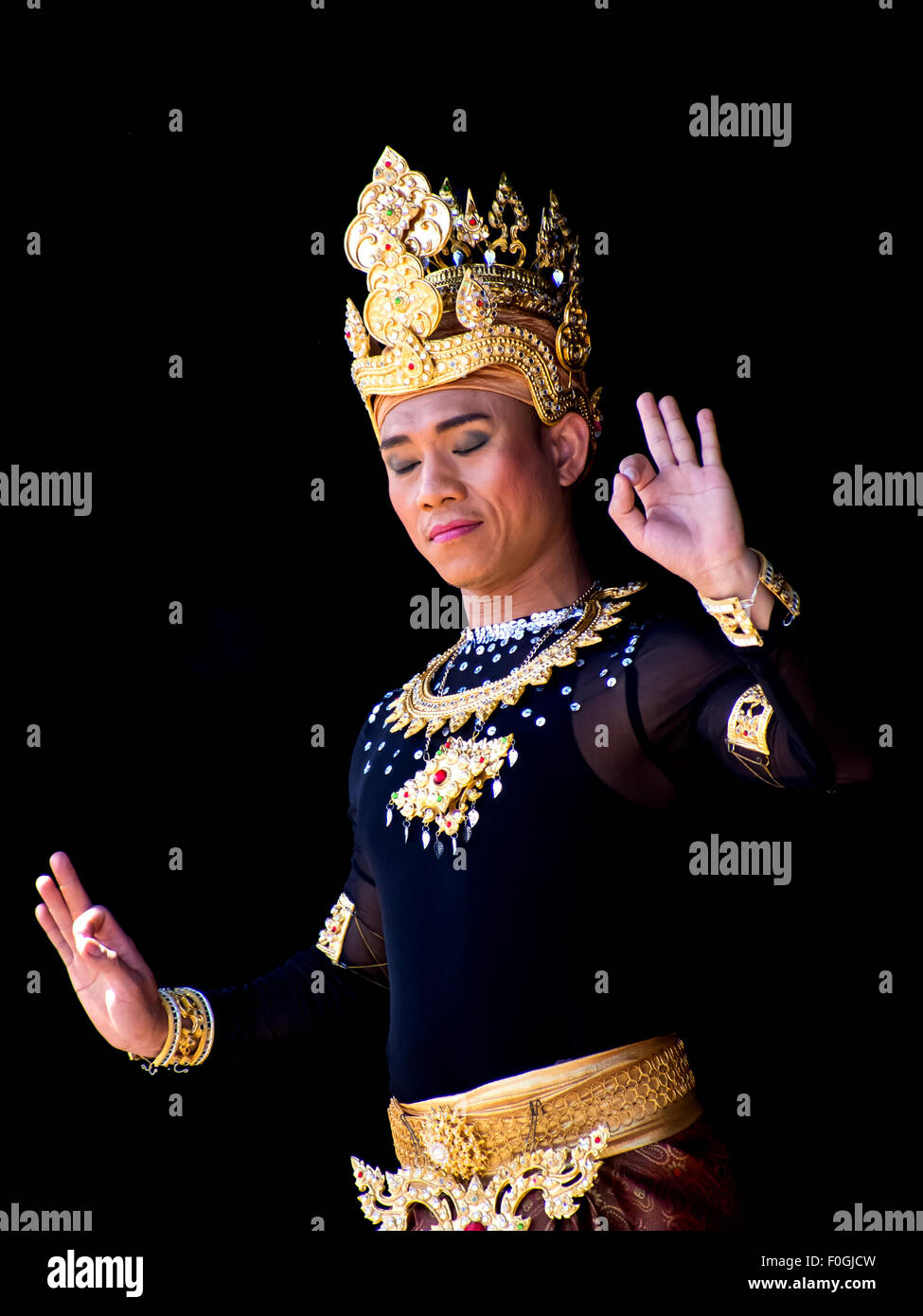 A male dancer in traditional Thai costume Stock Photo - Alamy