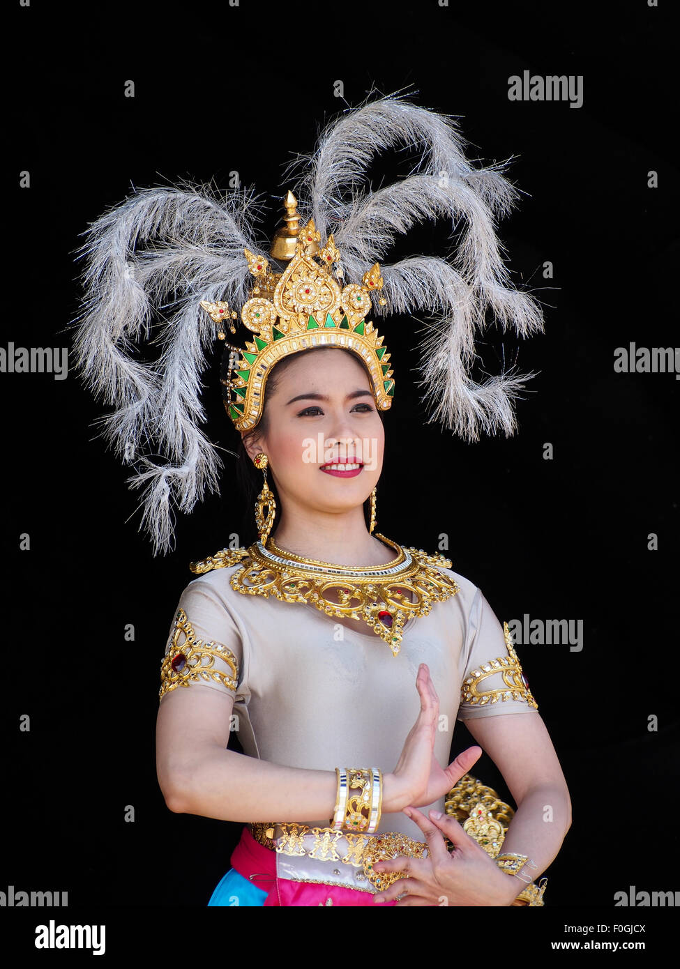 Traditional thai costume hi-res stock photography and images - Alamy