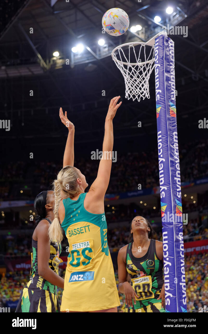 Girls netball match hi-res stock photography and images - Alamy