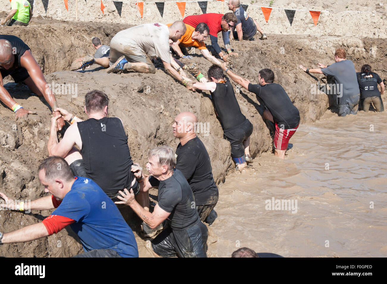 Assault course team hi-res stock photography and images - Alamy