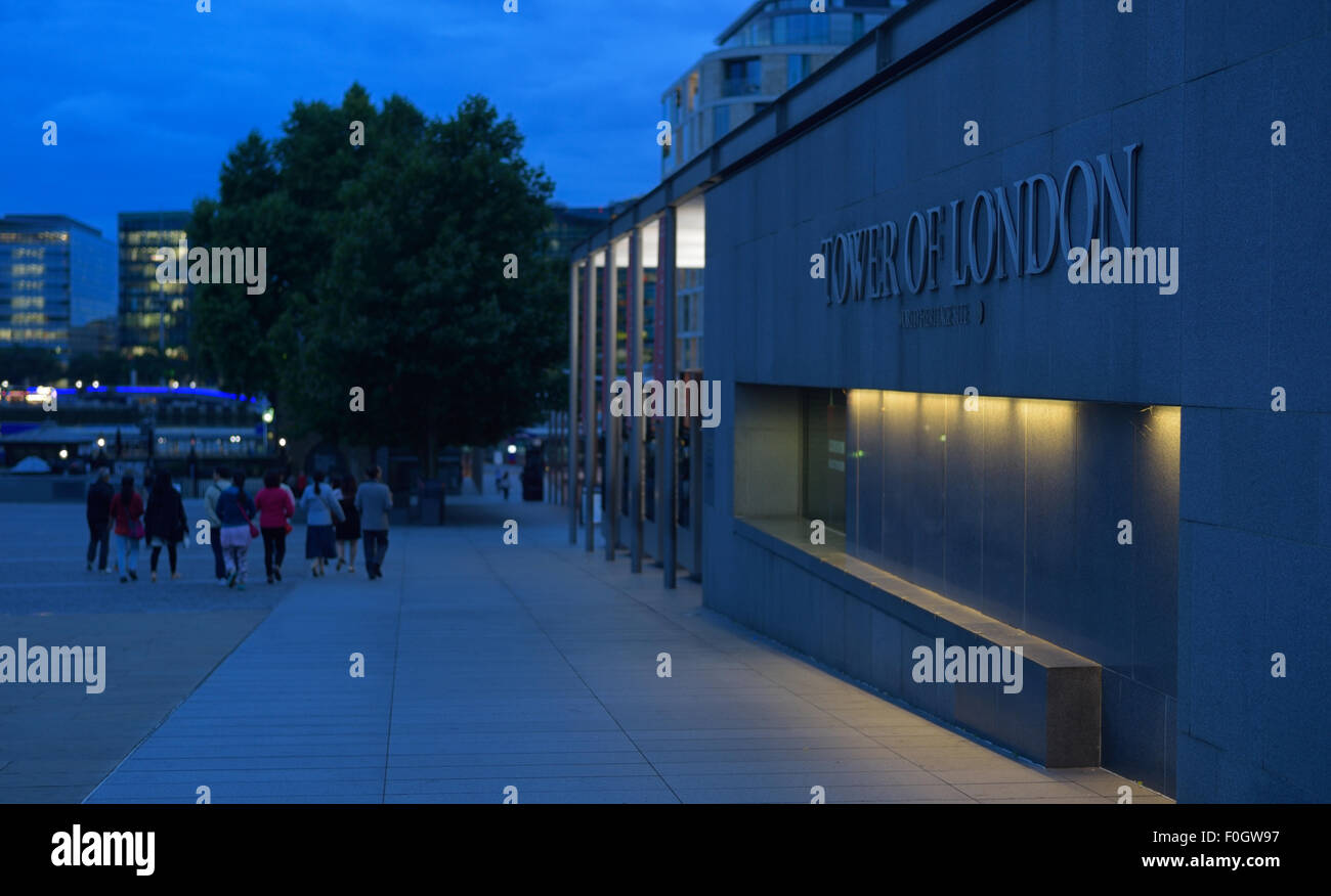 Tourists outside tower london uk hi-res stock photography and images ...