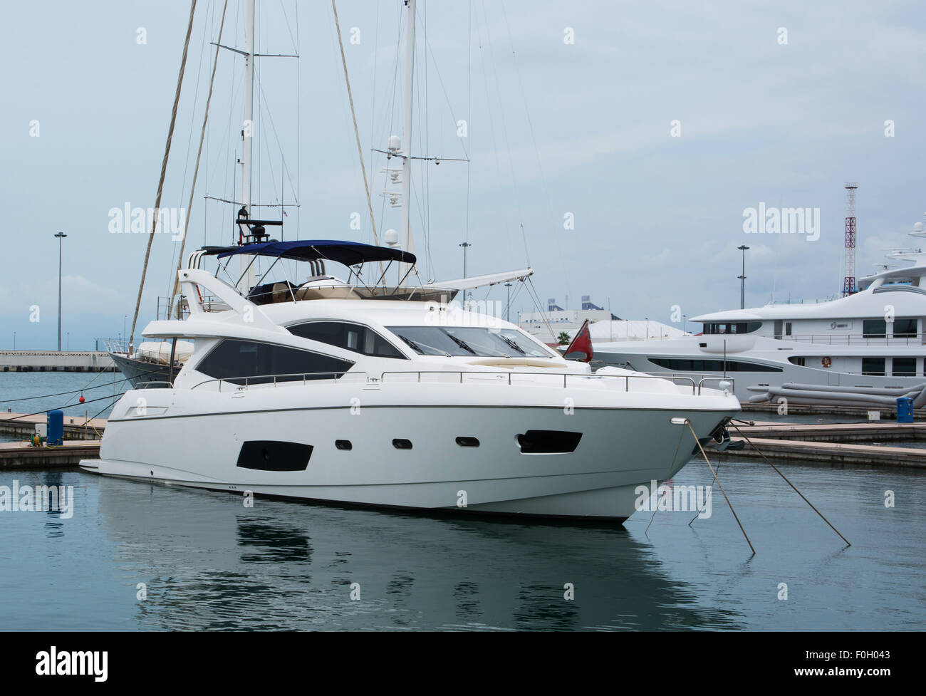 luxurious white yacht Stock Photo - Alamy luxurious white yacht Stock Photo - Alamy