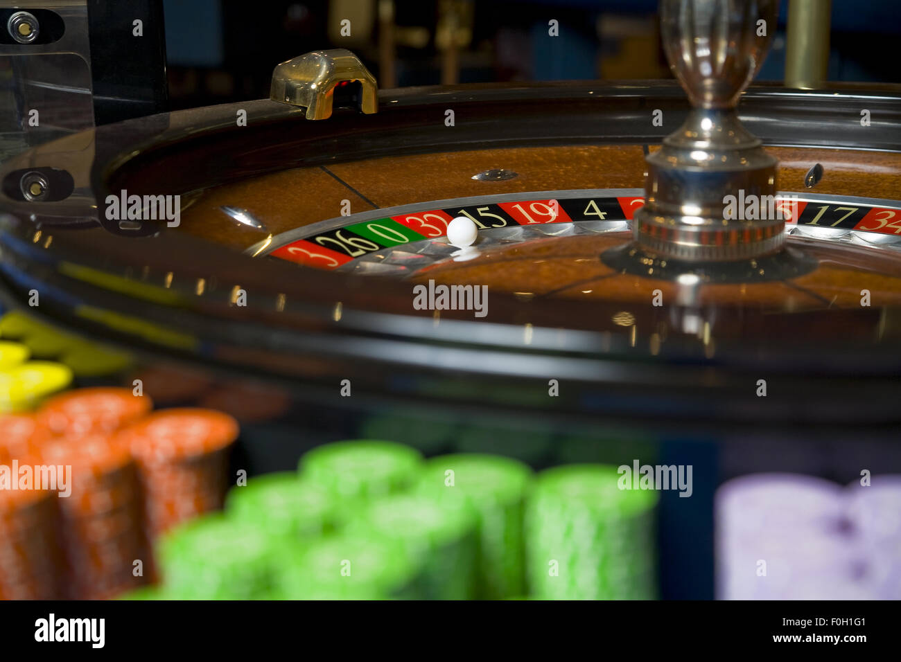 roulette wheel and chips Stock Photo - Alamy