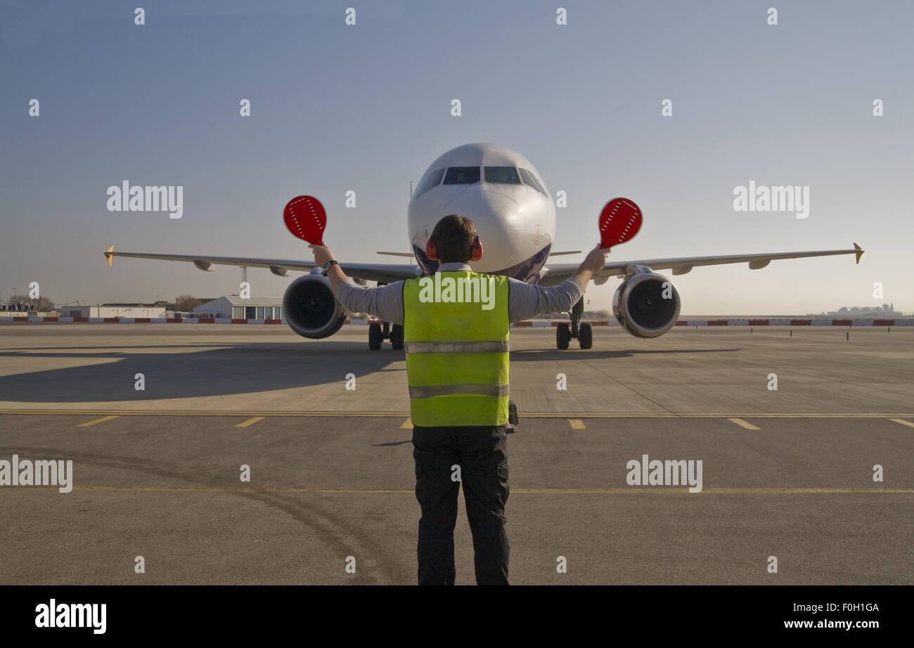 Airport ground crew ramp hi-res stock photography and images - Alamy