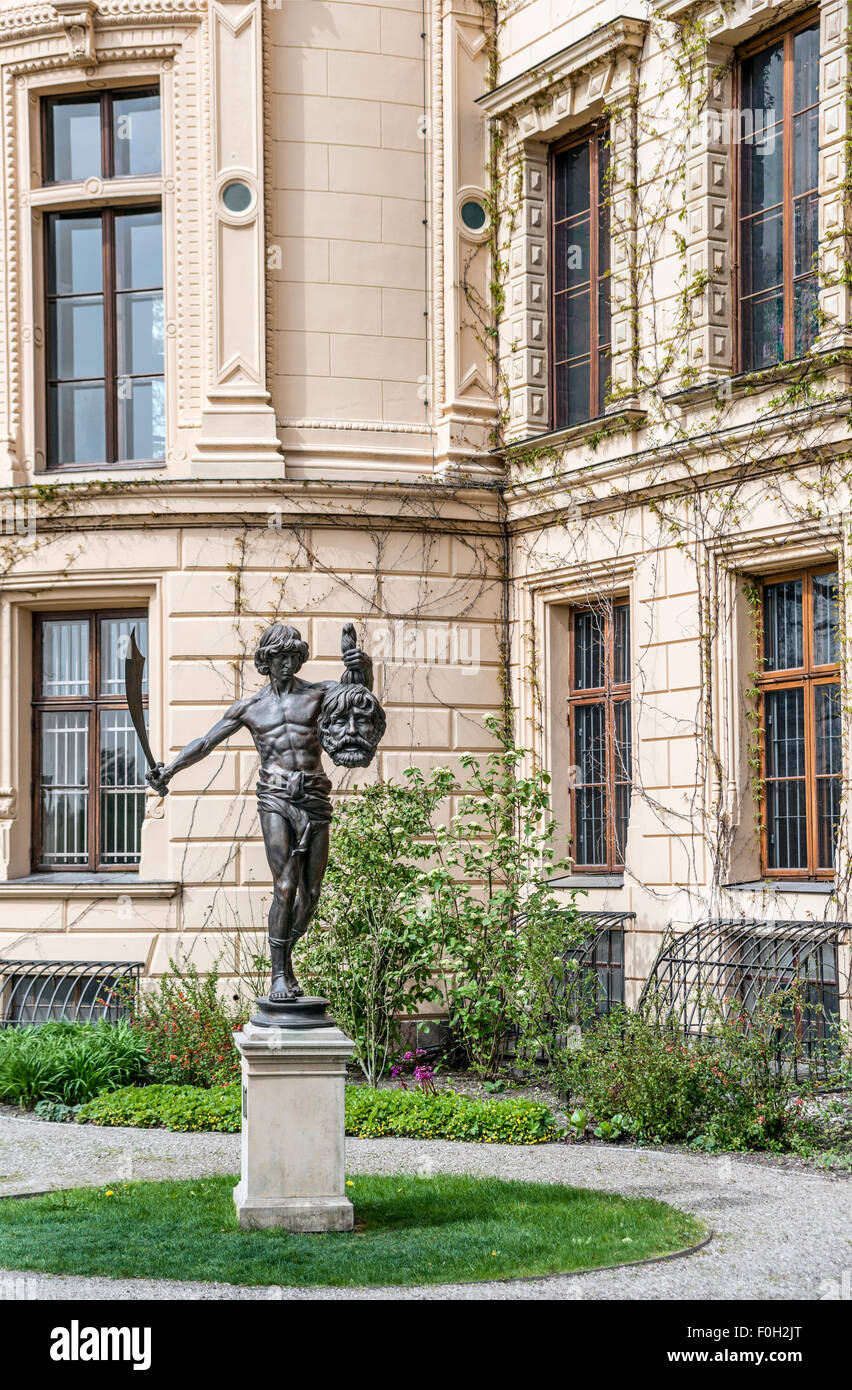 David goliath statue hi-res stock photography and images - Alamy