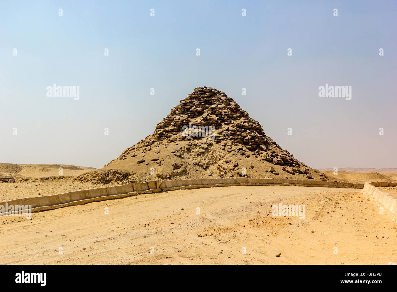 a horizontal view of the Pyramid of Userkaf Saqqara, Egypt Stock Photo ...