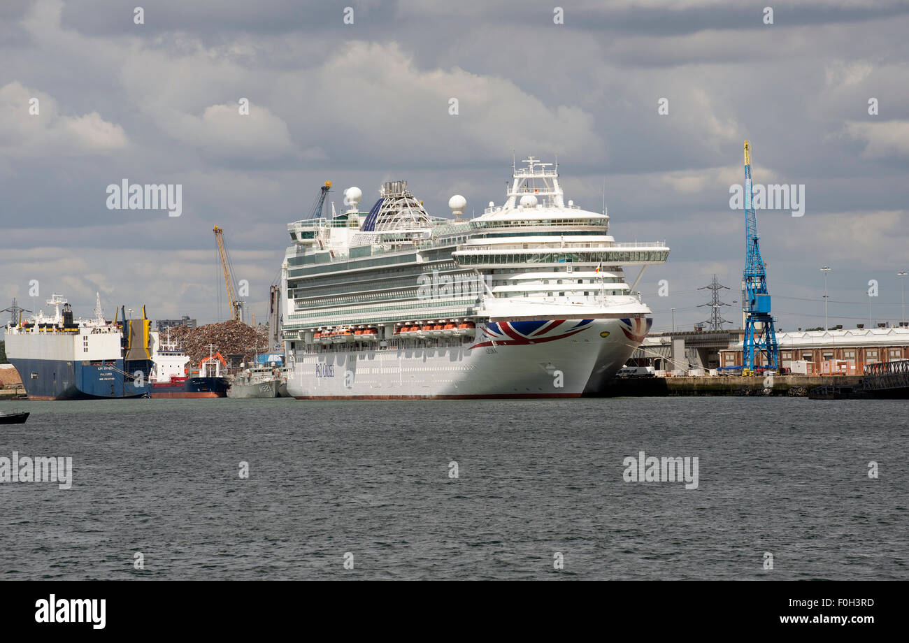 Ship alongside at dock hi-res stock photography and images - Alamy