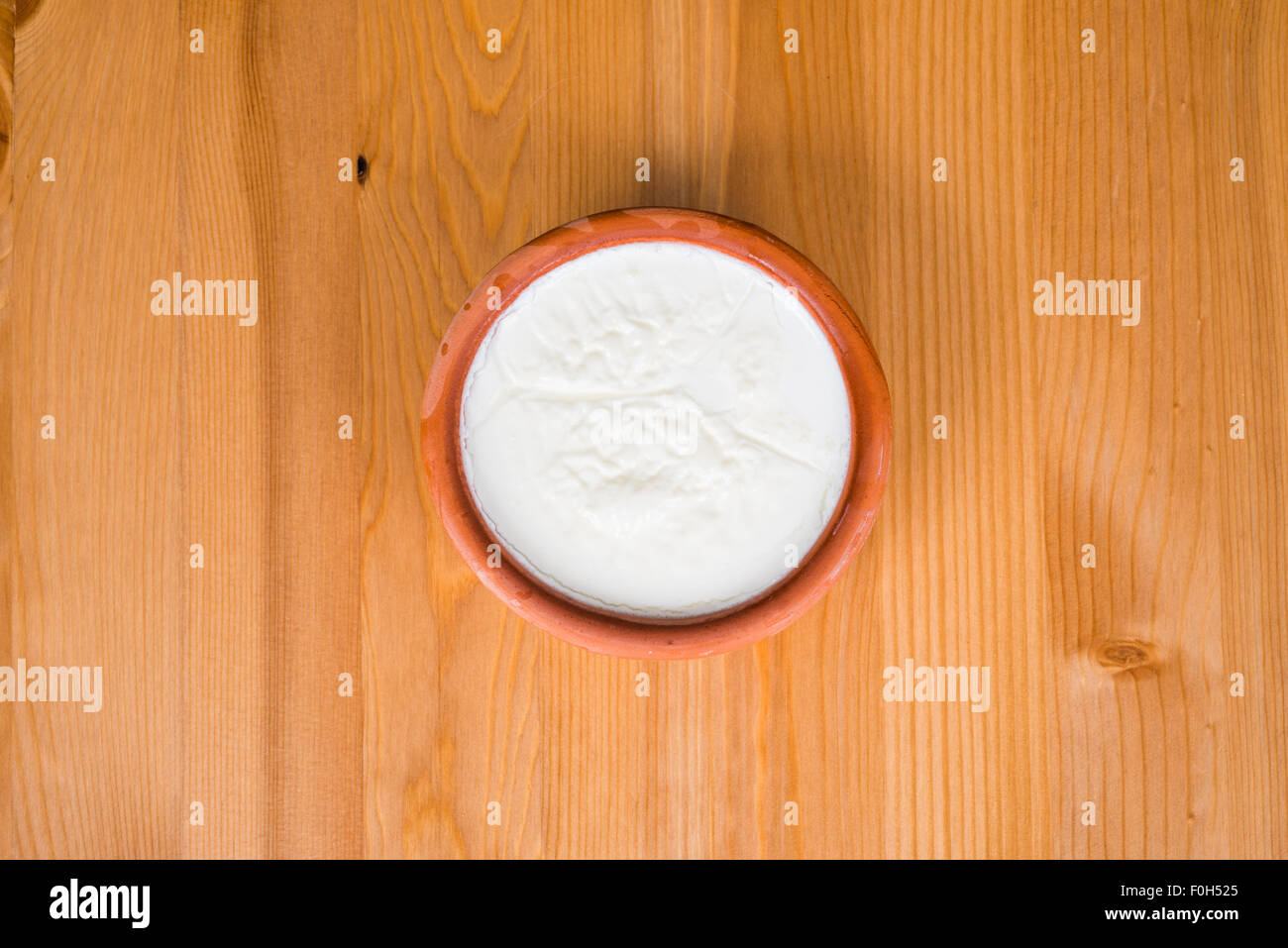 Traditional Turkish yogurt with kaymak in a pot Stock Photo - Alamy