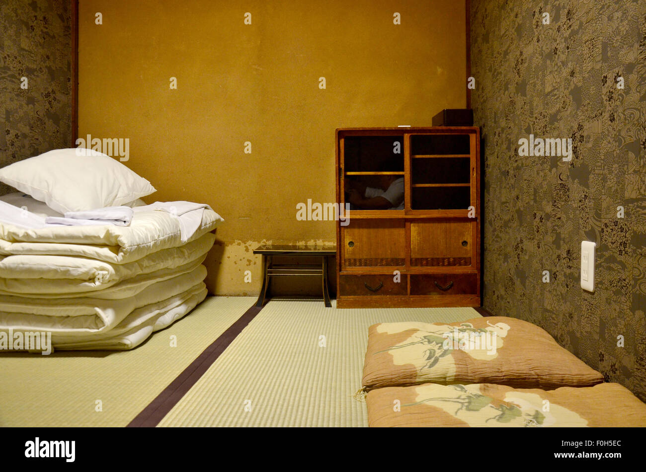 Old style japanese inn hi-res stock photography and images - Alamy