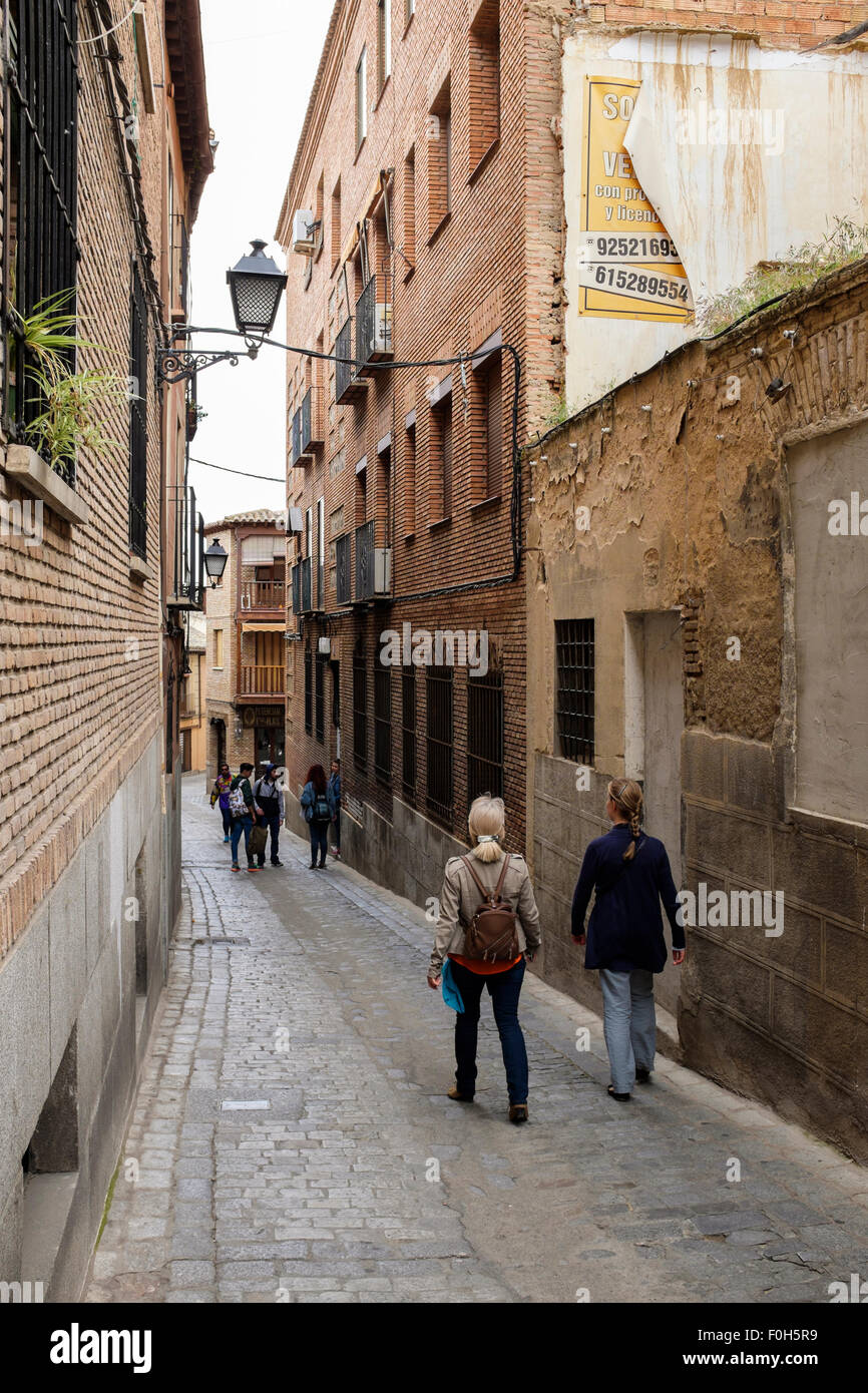 View of a traditional narrow backstreet in the Spanish town of Toledo ...