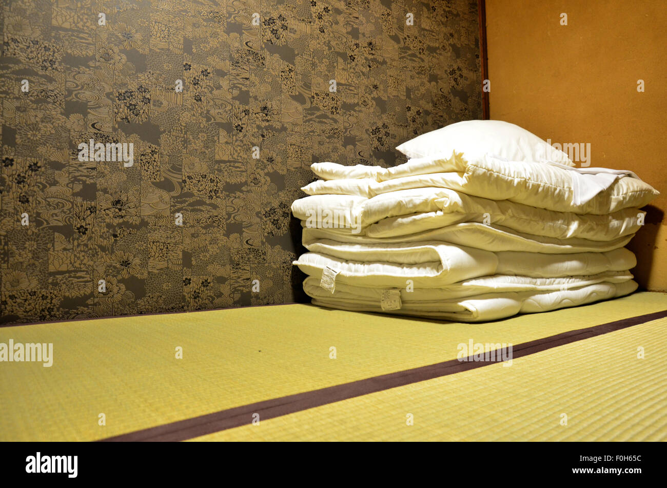 Old style japanese inn hi-res stock photography and images - Alamy