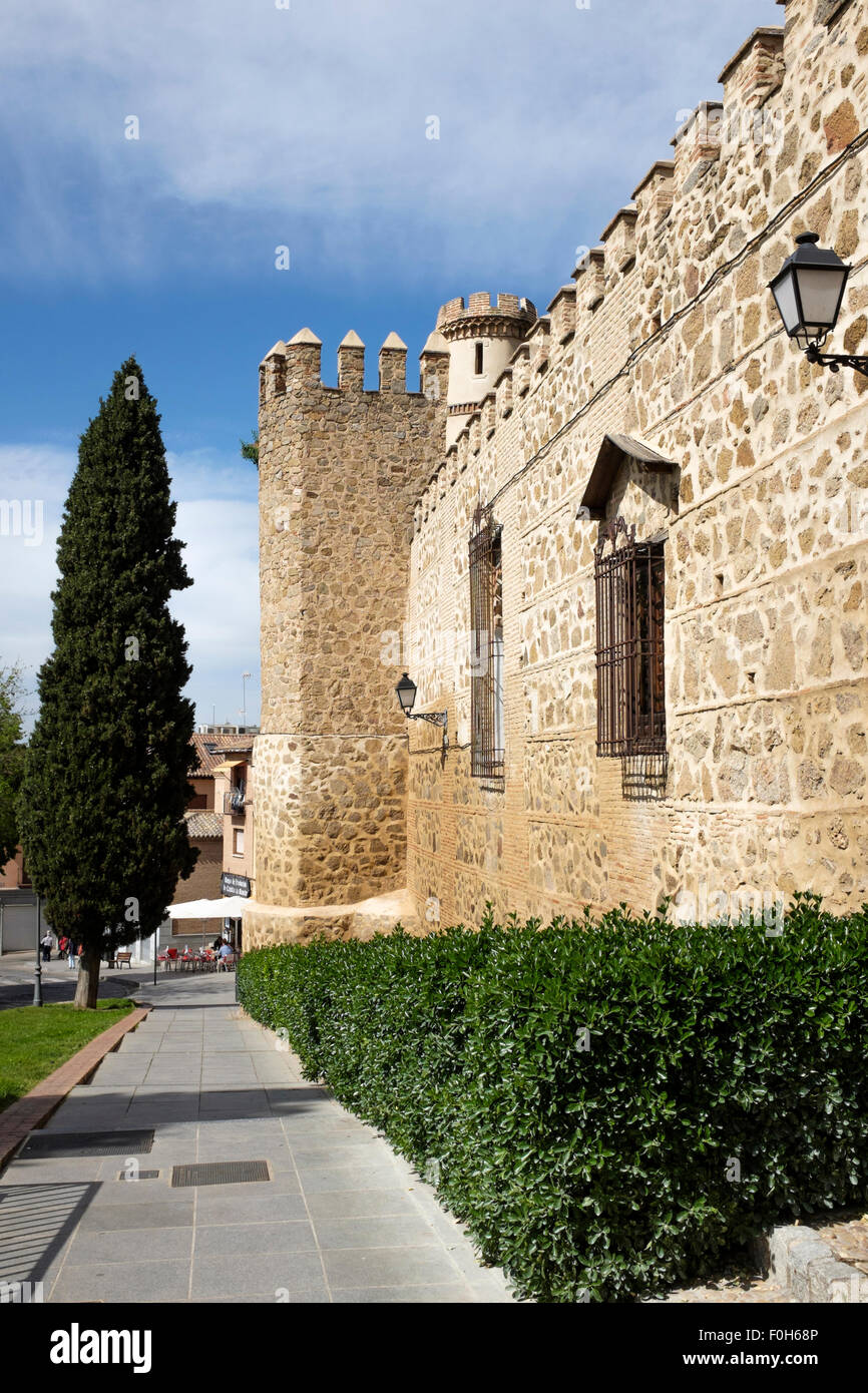 Castellated wall hi-res stock photography and images - Alamy