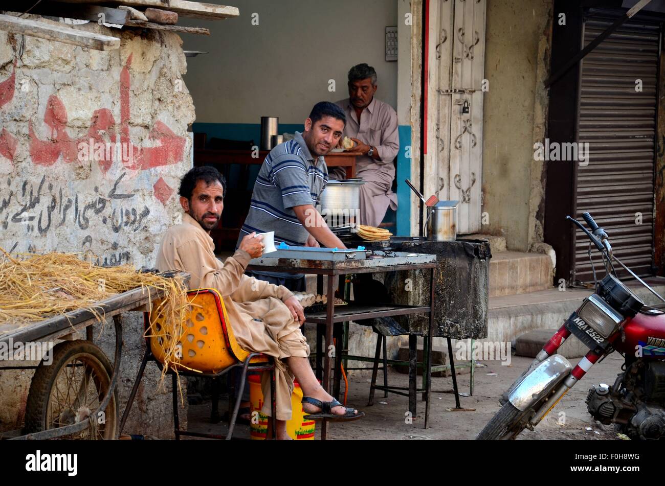 Karachi street hi-res stock photography and images - Alamy