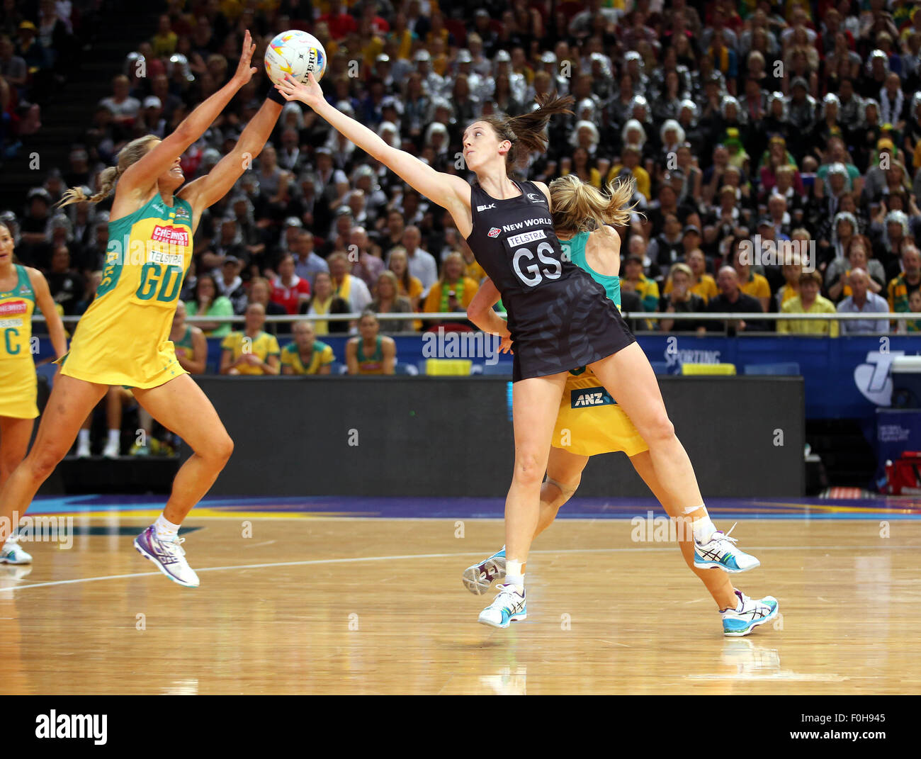 Sydney, Australia. 16th Aug, 2015. Bailey Mes catching from Julie ...