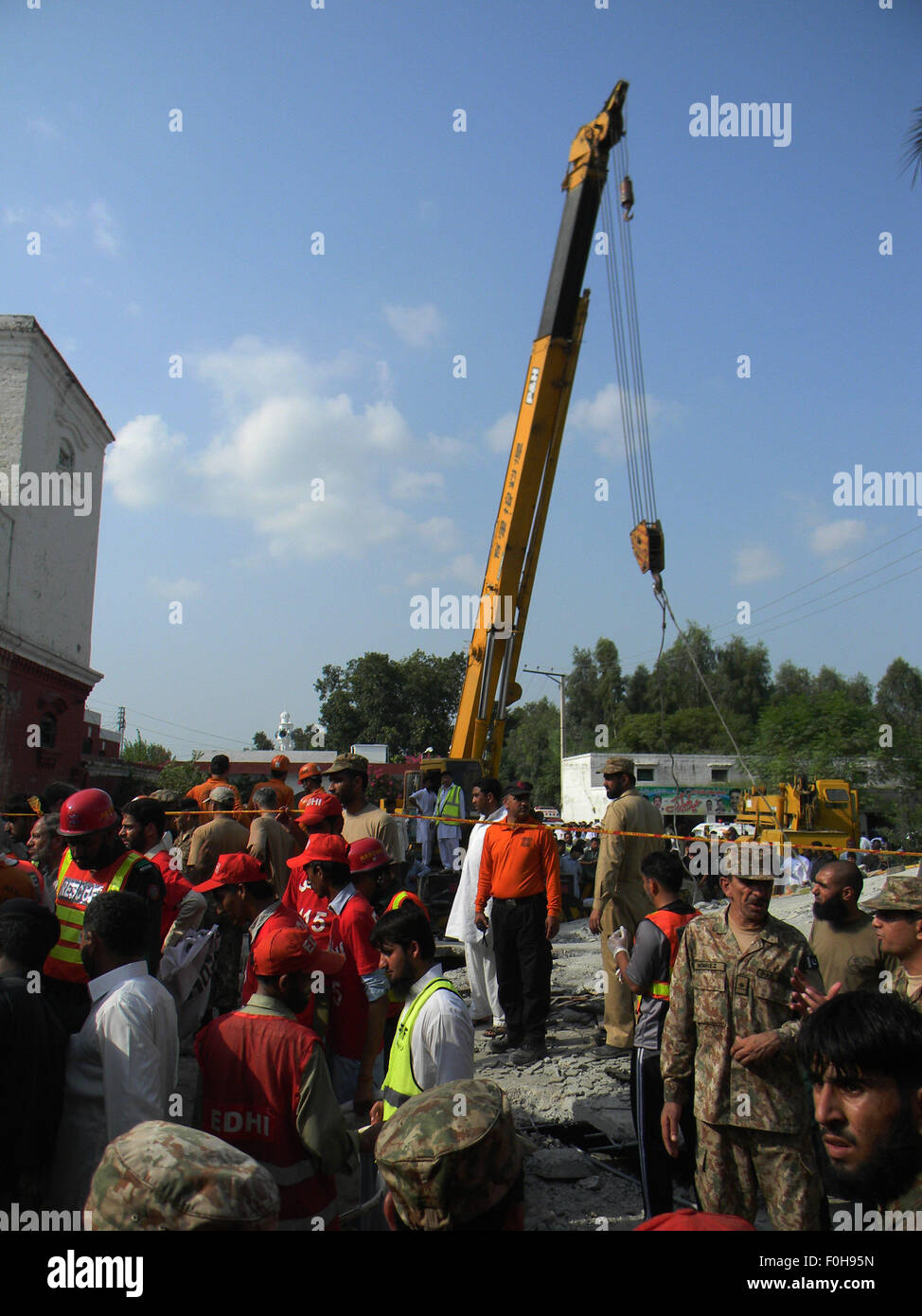 Attock, Pakistan. 16th Aug, 2015. Rescuers and soldiers work at the ...