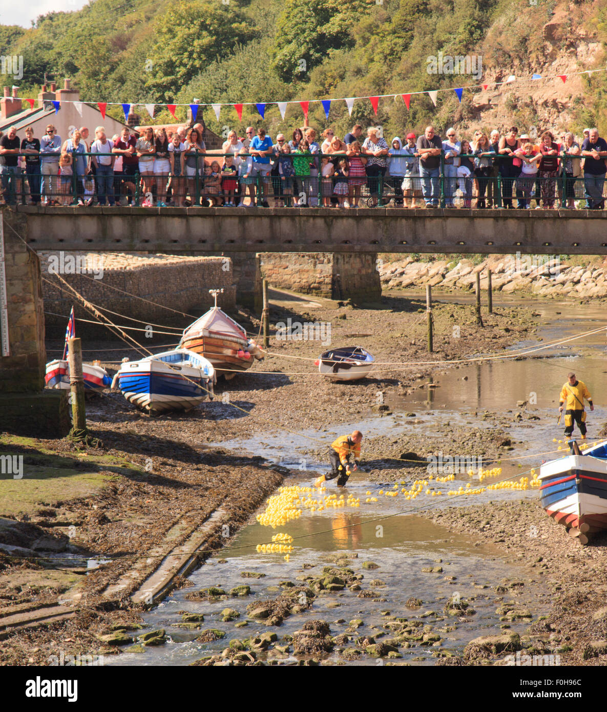 Staithes, UK. 15th Aug, 2015. Crowds on the bridge over Roxby Beck ...