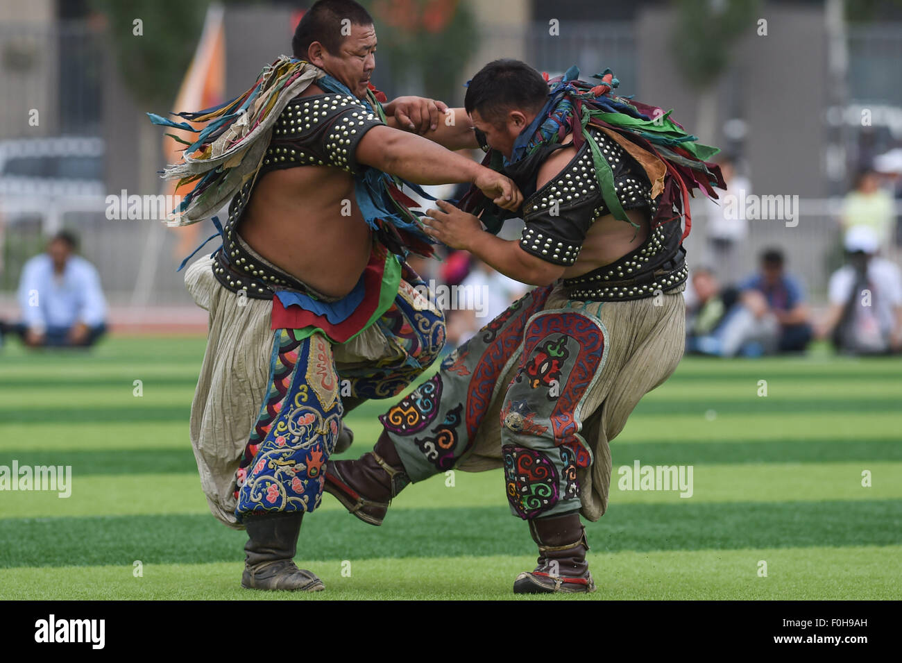 (150816) -- ORDOS, Aug 16, 2015 (Xinhua) -- Two Mongolian wrestlers ...