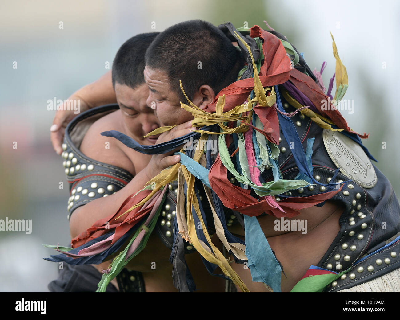 (150816) -- ORDOS, Aug 16, 2015 (Xinhua) -- A Mongolian wrestler ...