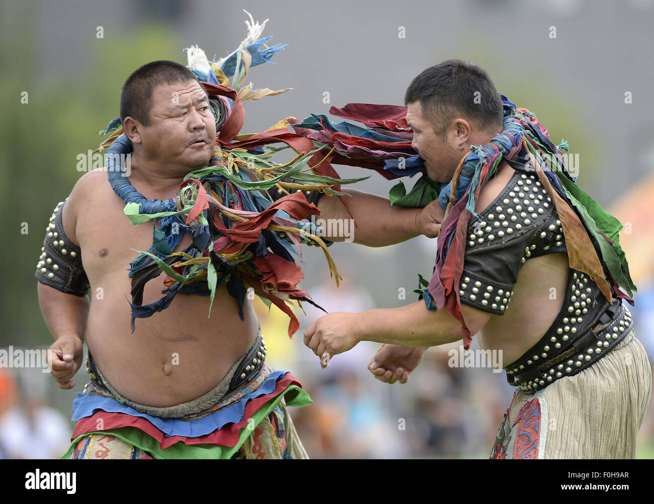 (150816) -- ORDOS, Aug 16, 2015 (Xinhua) -- Two Mongolian wrestlers ...