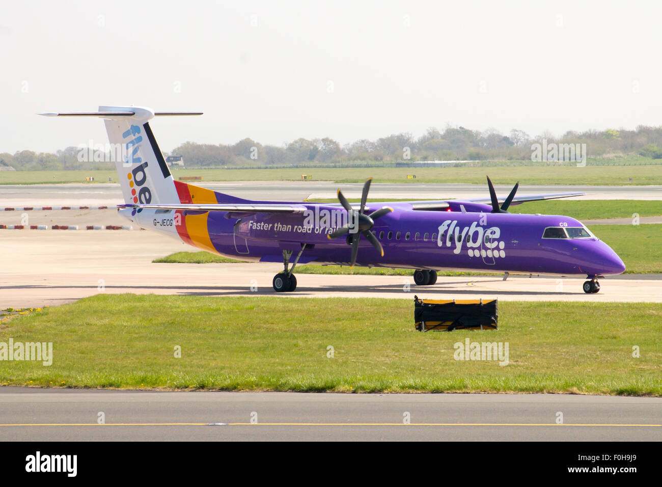 Manchester airport aerial hi-res stock photography and images - Alamy