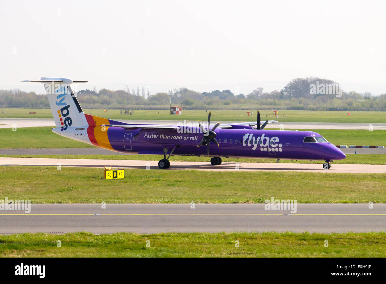 Manchester airport aerial hi-res stock photography and images - Alamy