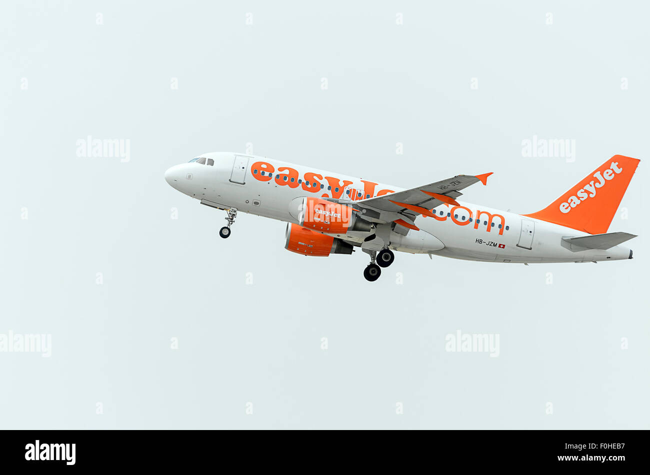 Easyjet passenger airliner hi-res stock photography and images - Alamy