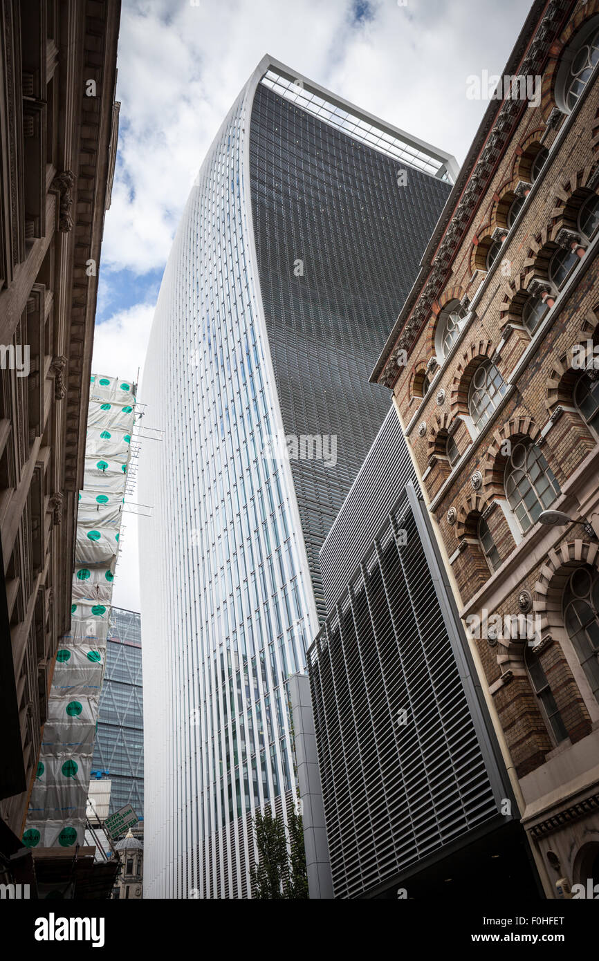 20 Fenchurch Street, known as the 'Walkie Talkie', dwarfs the buildings ...