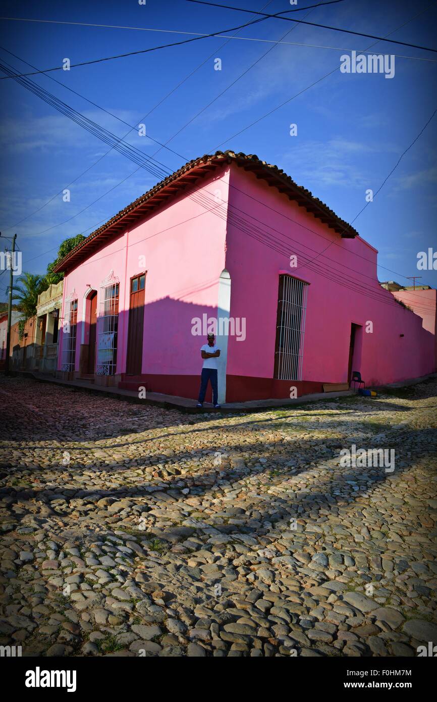 Palm and corner of a pink house hi-res stock photography and images - Alamy