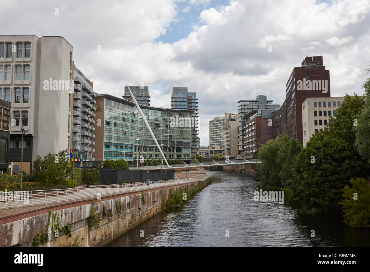 The river irwell between Spinningfields and salford with the lowry ...