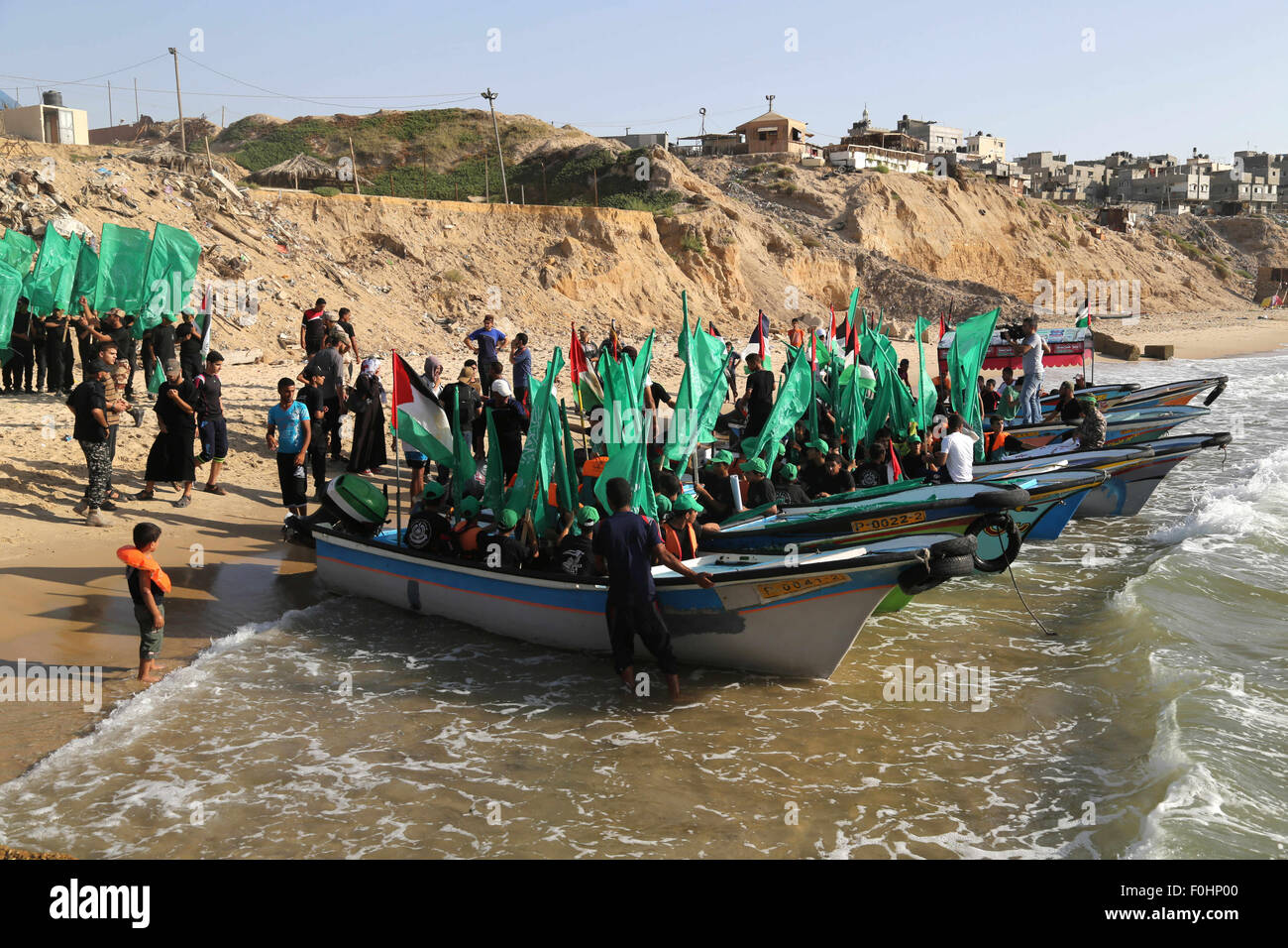 Gaza City, The Gaza Strip, Palestine. 16th Aug, 2015. Palestinian youth ...