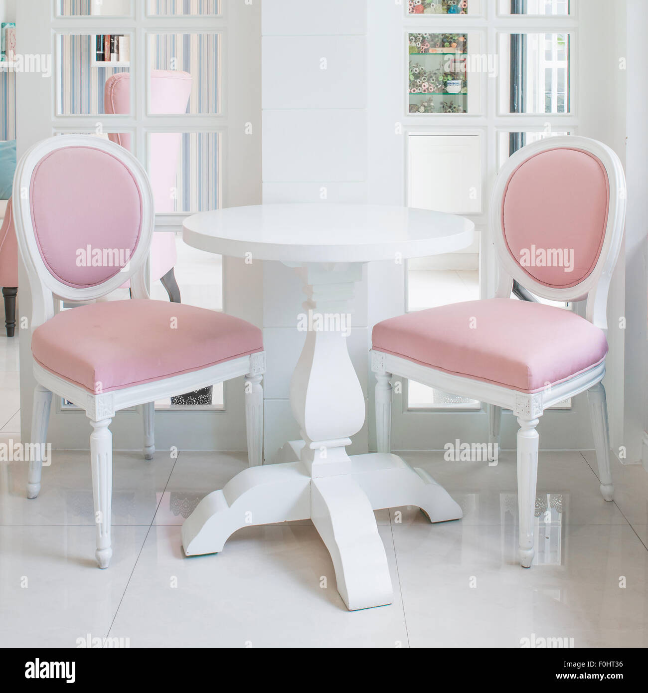 White table and pink chair in living room Stock Photo - Alamy