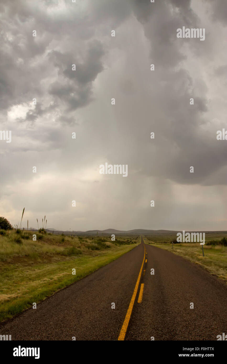 Empty road landscape hi-res stock photography and images - Alamy