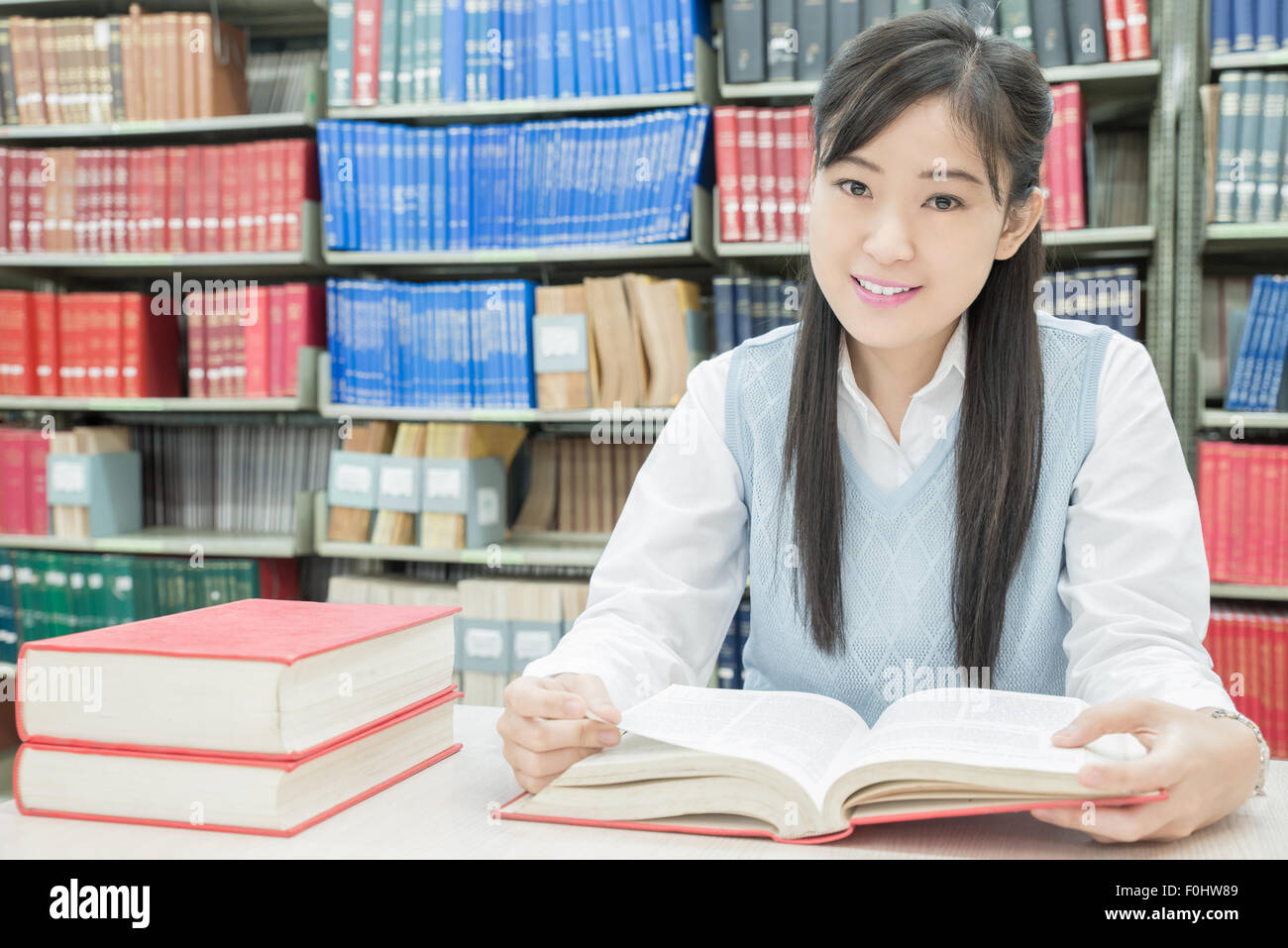 Asian girl reading hi-res stock photography and images - Alamy